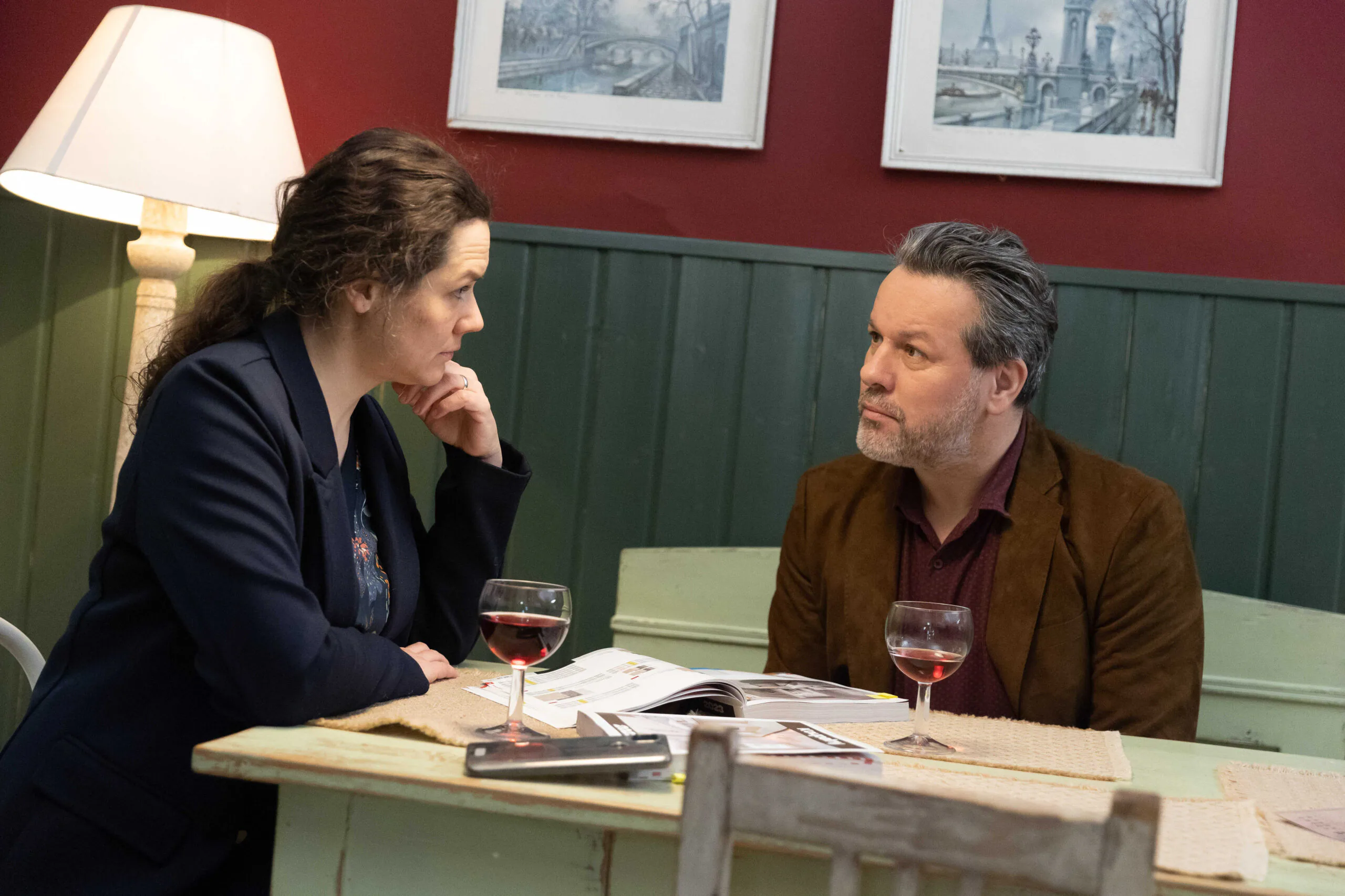 Ulice: Karla podepisuje rozvodové papíry, Vítkova žárlivá scéna končí ...