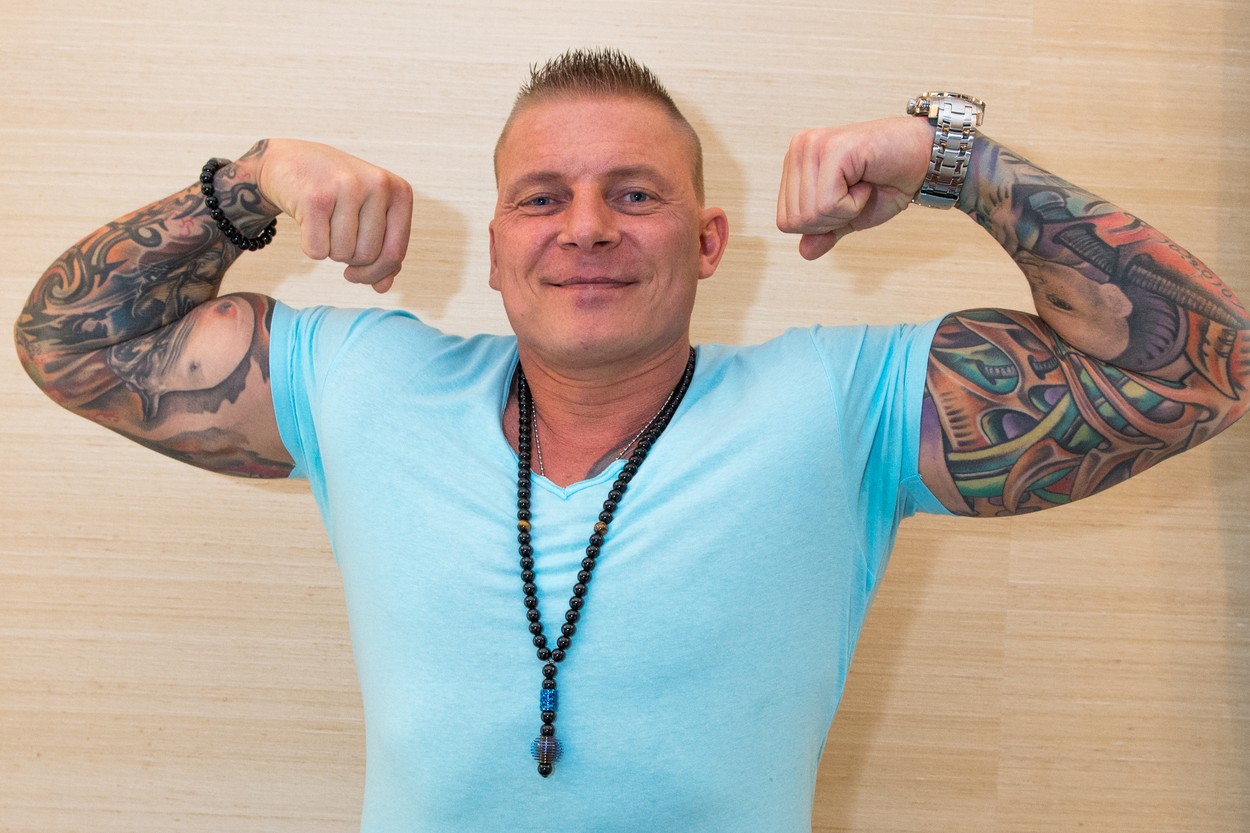 Lukáš Hoffmann, kdysi hvězdný herec, je kvůli drogám troska, která se ...