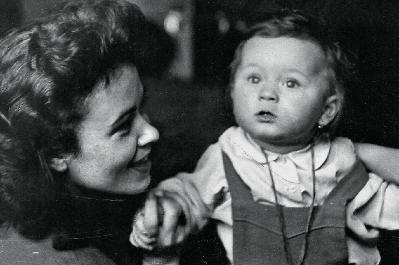 Hádanka pro chytré: Na fotce z roku 1957 jsou dvě slavné české herečky. Kdo je pozná, zaslouží ...