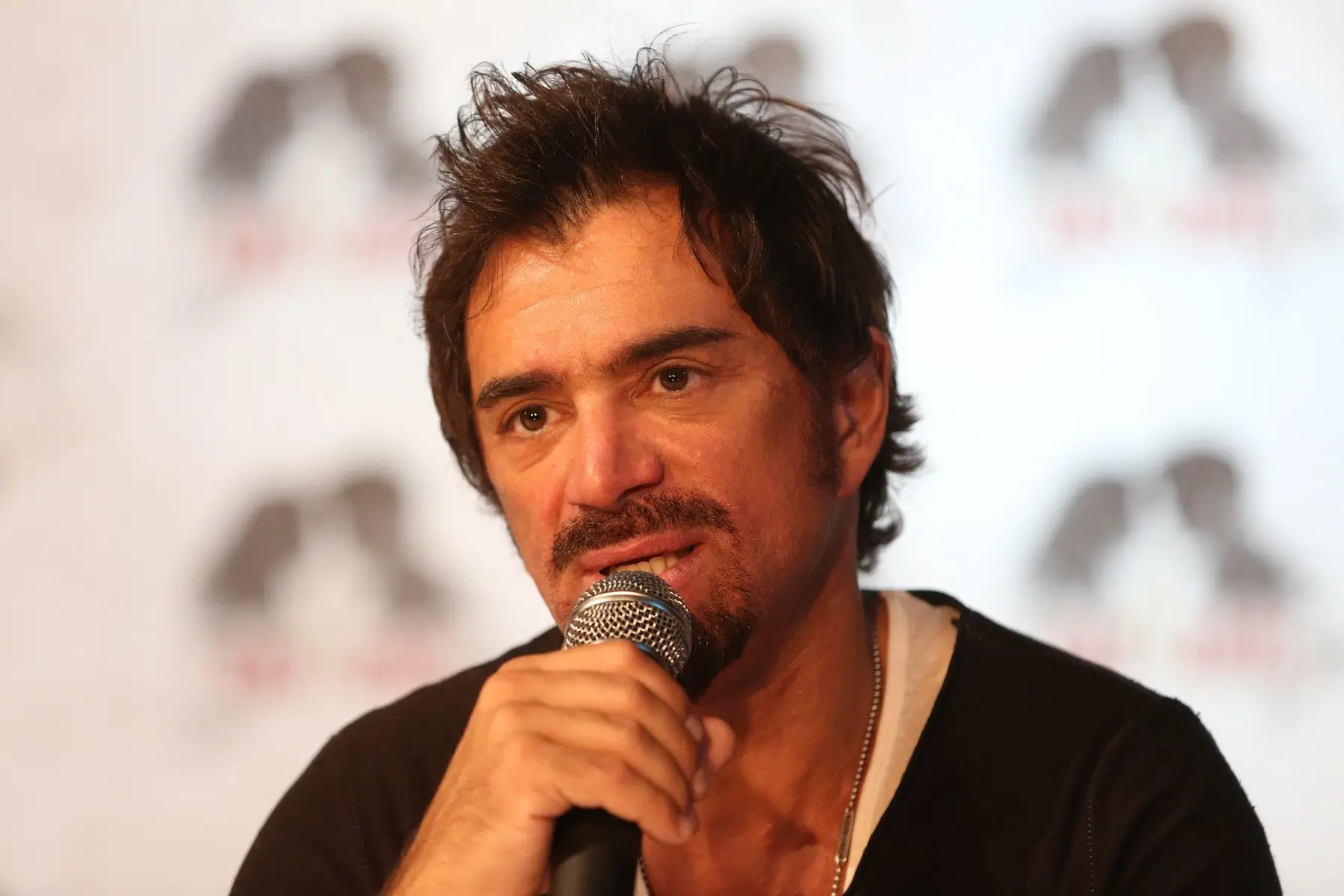 Jak bydlí Sagvan Tofi: Na Vinohradech má byt, kterému dominují staré ...