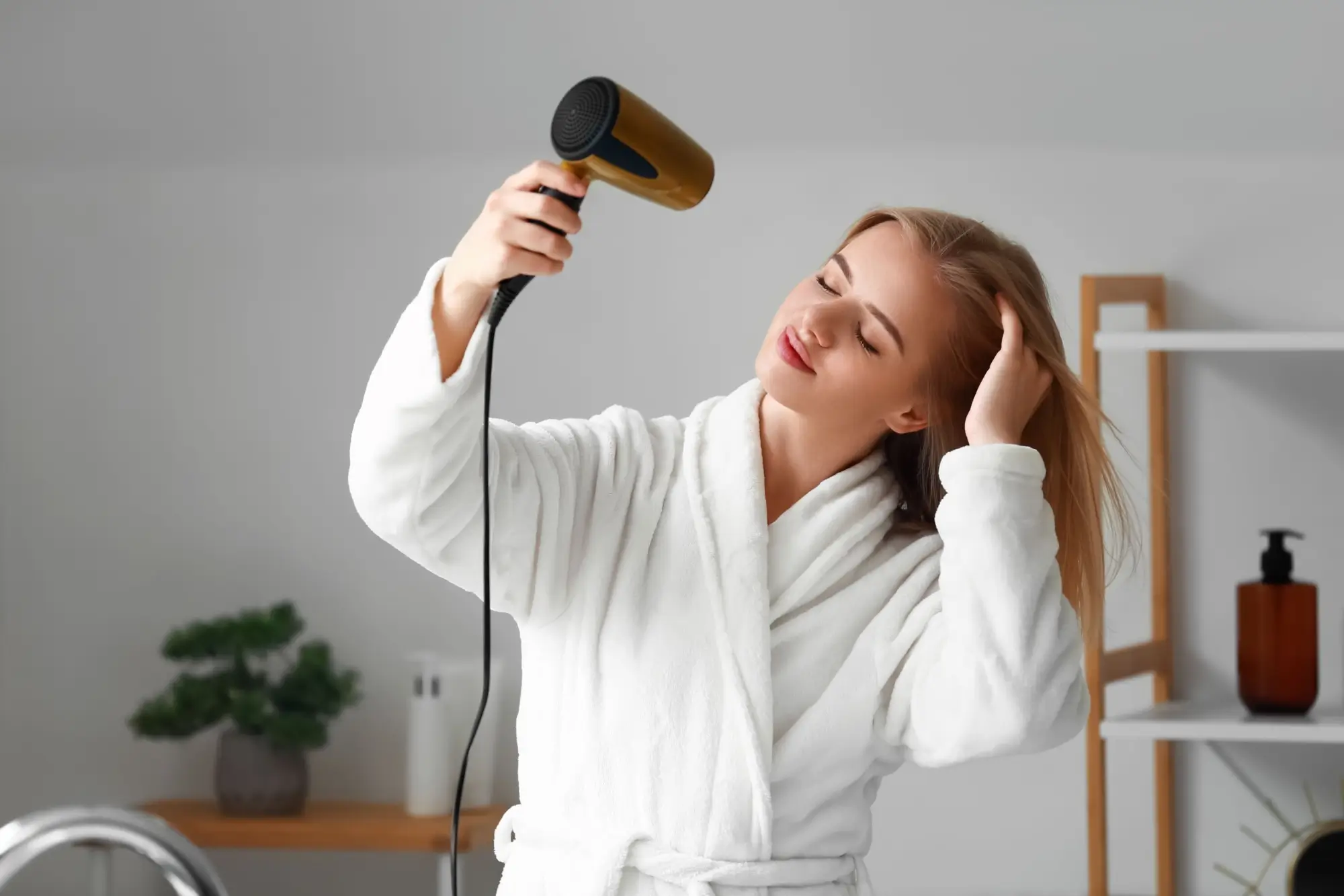 Sušit vlasy na vzduchu nebo fénem? Špatná technika může vést k jejich ...