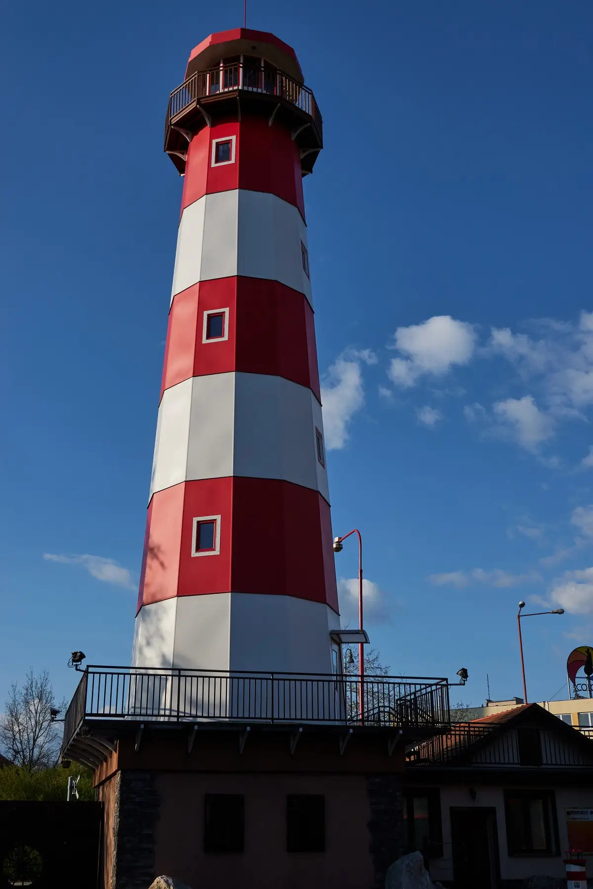 Maják daleko od moře: Kuriózní stavba v srdci Česka | TVGURU.cz