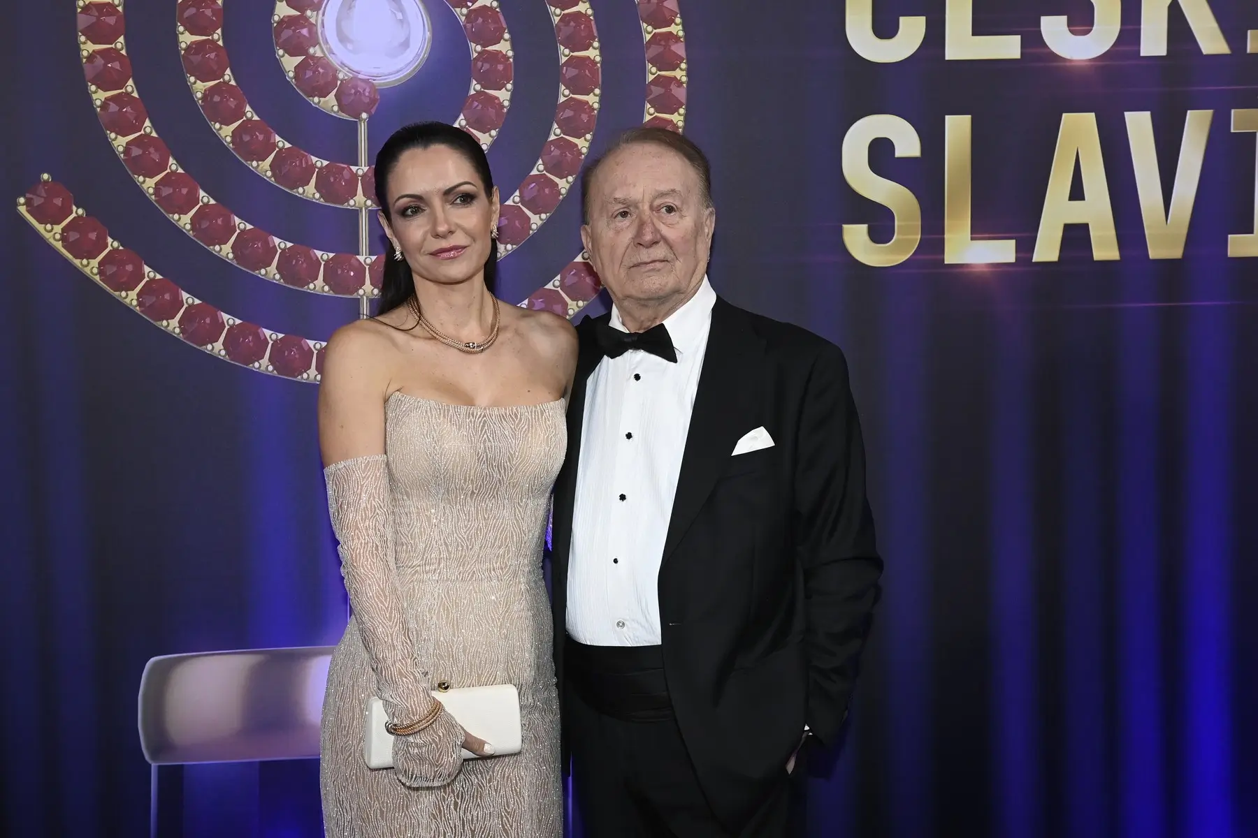 Podívejte se na manželku Petra Jandy. Je to o 40 let mladší krásná zdravotní sestřička | TVGURU.cz